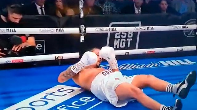 Derechazo deja al boxeador Lenin Castillo convulsionando en la lona