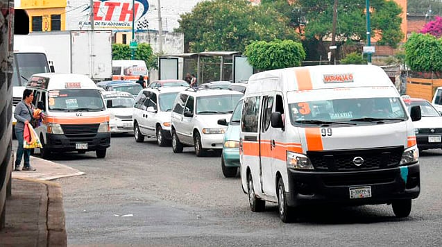 ¡Ya les andaba! Combi en Morelia empieza a cobrar $10 antes de tiempo