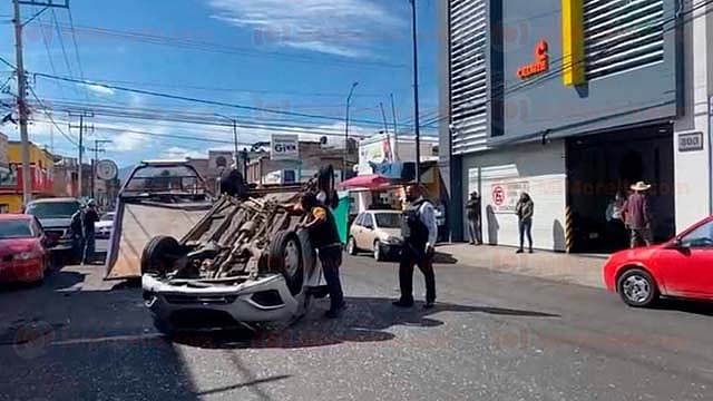 Conductor pierde el control y su vehículo termina volcado, en Morelia