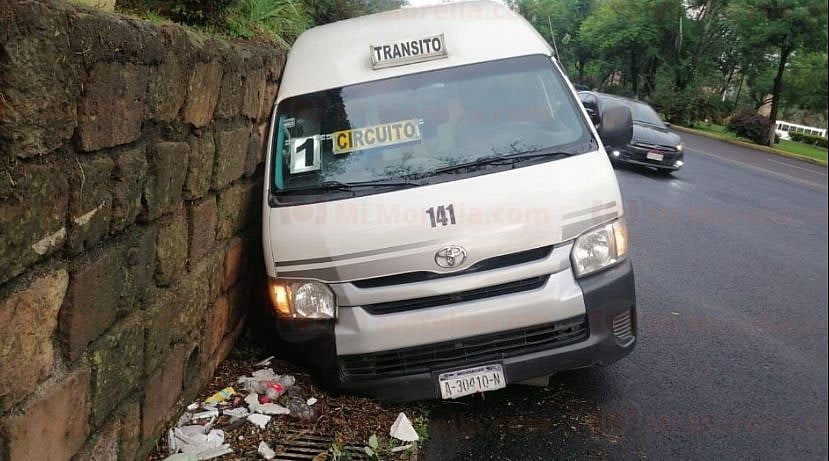 Combi Ruta Gris cae a cuneta en el libramiento sur de Morelia