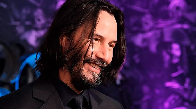 Conoce a Keanu Reeves en un bar, lo invita a su boda y este los sorprende
