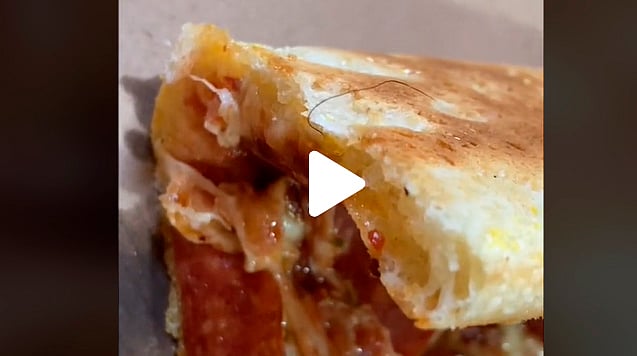 Compran pizza en Little Caesars Morelia y les sale con vello