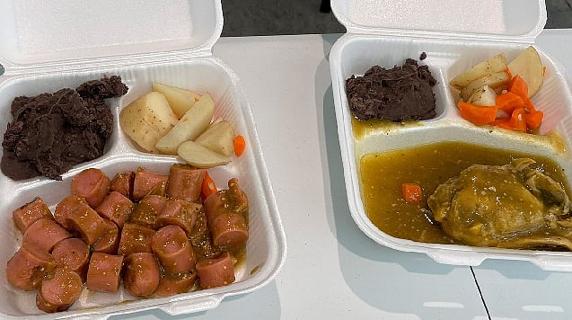 Exhiben a restaurante del Senado por servir comida echada a perder