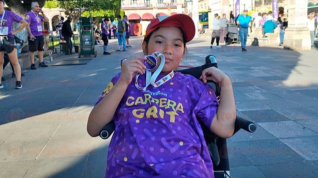 A sus ocho años, Sofi ya es una campeona corredora que ayuda a más niños