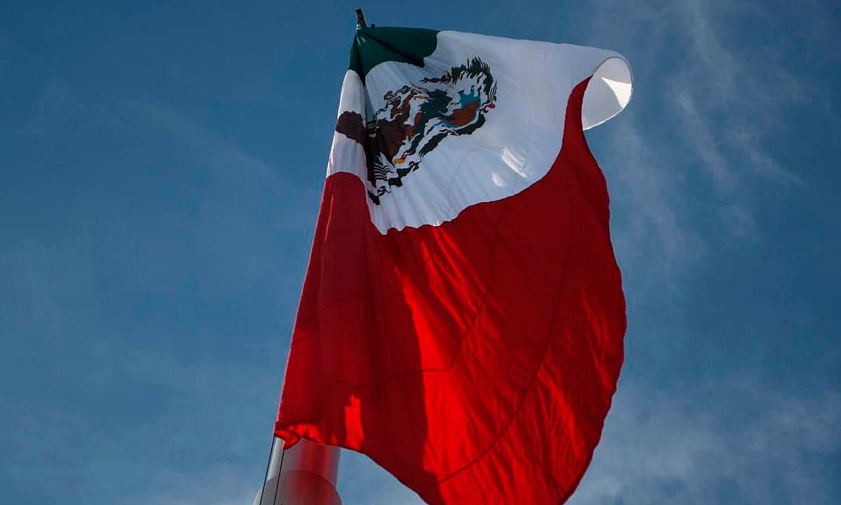 Realizan izamiento de la bandera de México en Morelia; cumple 202 años