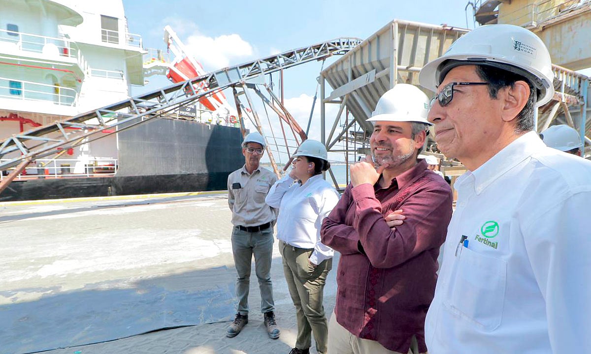 Visita Bedolla planta Fertinal en Lázaro Cárdenas