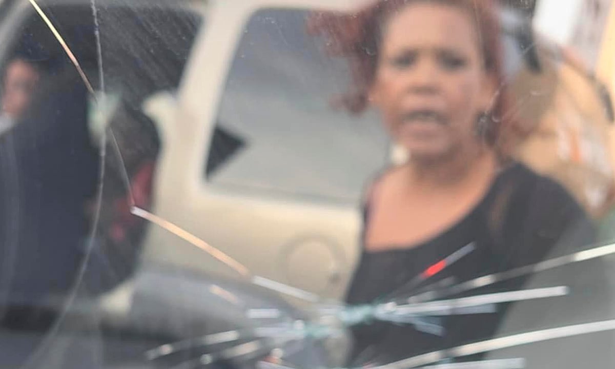 Mujer ataca a coche con un desarmador porque conductora tocó el claxon