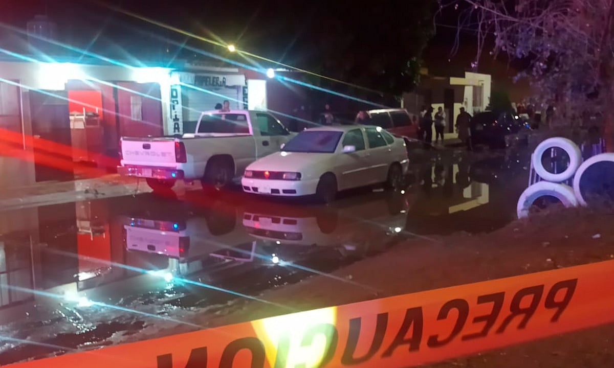 Familia muere intoxicada al quedar dentro de su auto durante inundación
