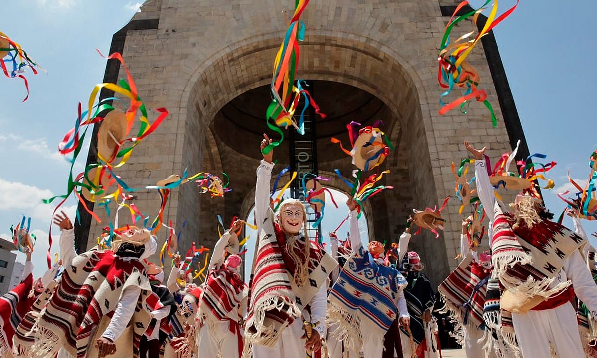Pirekuas y viejitos sorprenden a CDMX con su magia y tradición