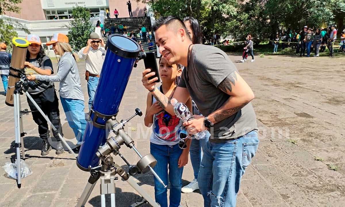 Dozens of telescopes placed to observe eclipse at Morelia Planetarium