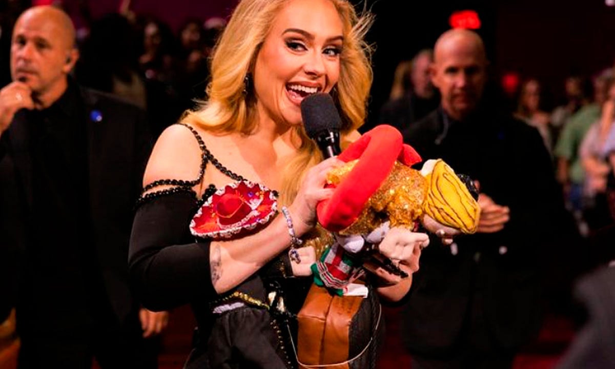 Adele muestra su colección de muñecos del Dr. Simi y agradece a sus ...