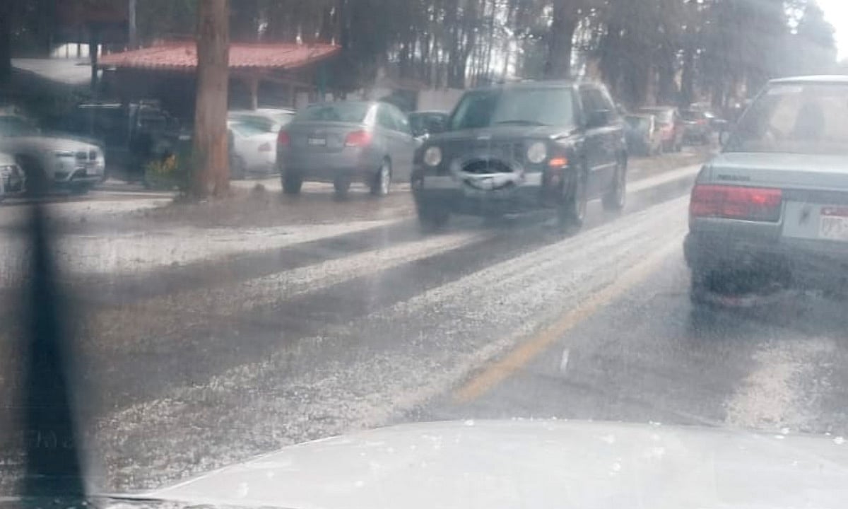 Cae ligera granizada en la Morelia-Quiroga