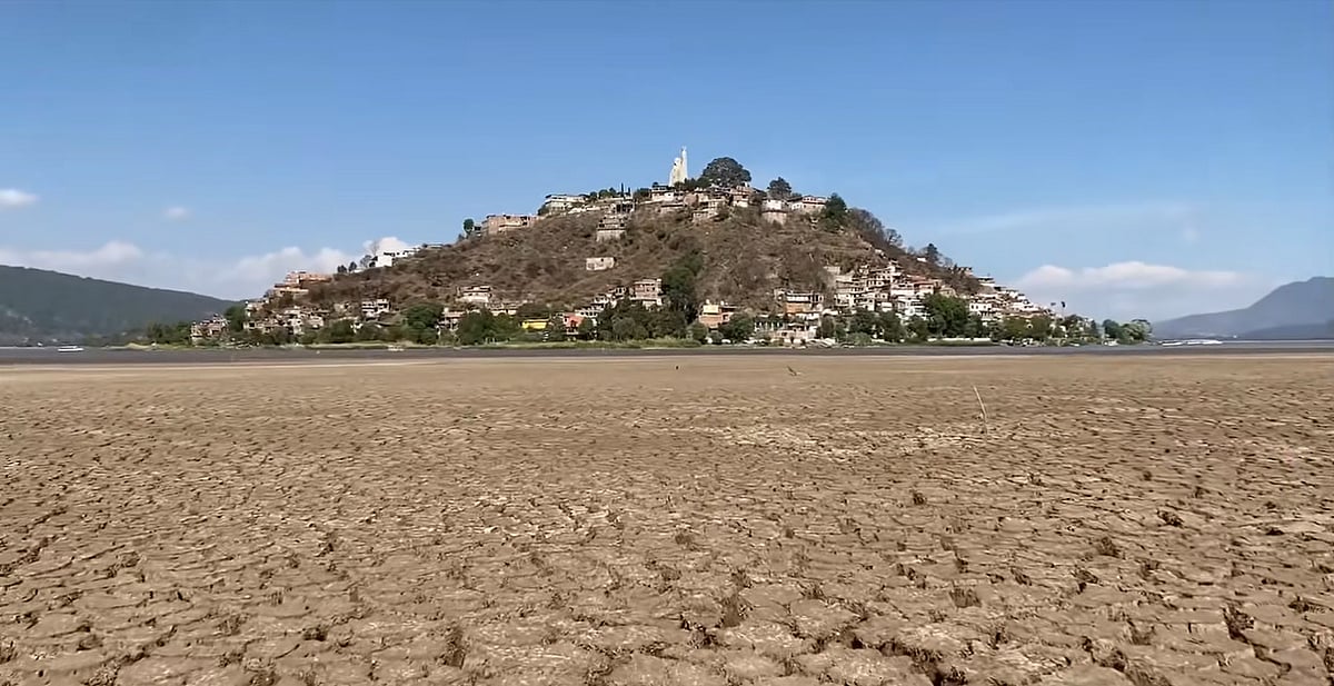 Se secó Lago de Pátzcuaro una parte; chavo llega caminando a orilla ...