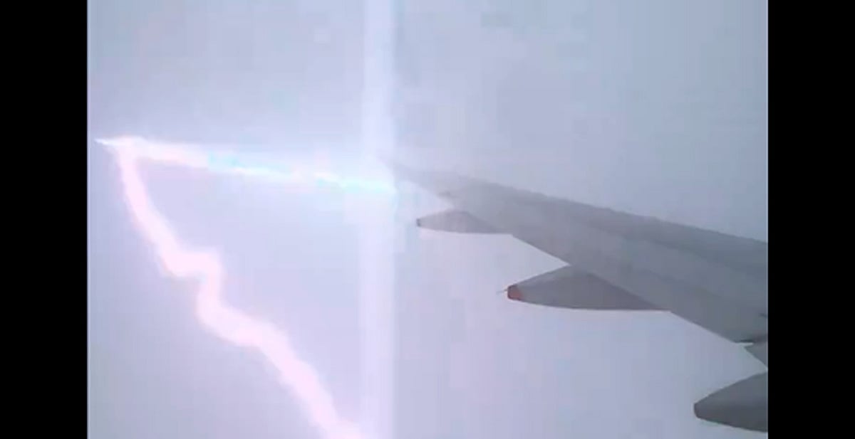 Pasajero graba rayo impactando ala de avión durante tormenta en vuelo a ...