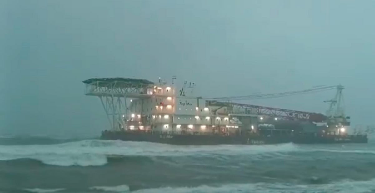 Embarcación Tog Mor encalla en las costas de Veracruz debido al mal tiempo