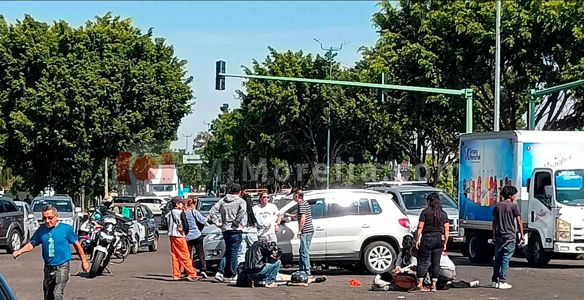 Dos lesionadas tras choque de moto contra camioneta en calzada La Huerta