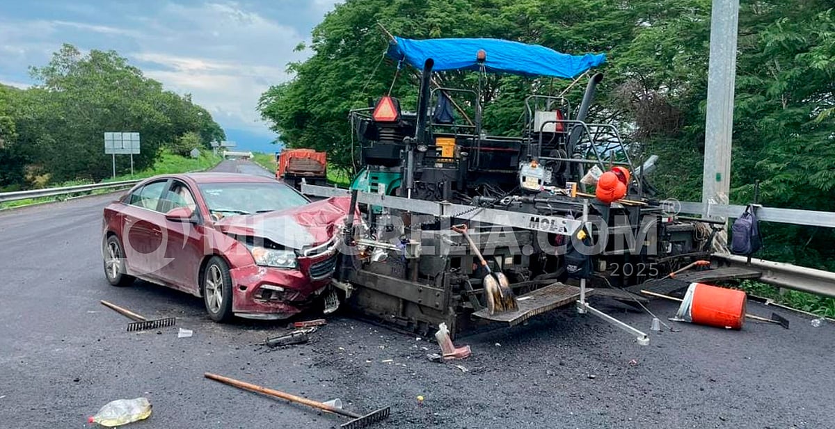 Auto choca contra máquina pavimentadora en la Siglo XXI; hay dos heridos