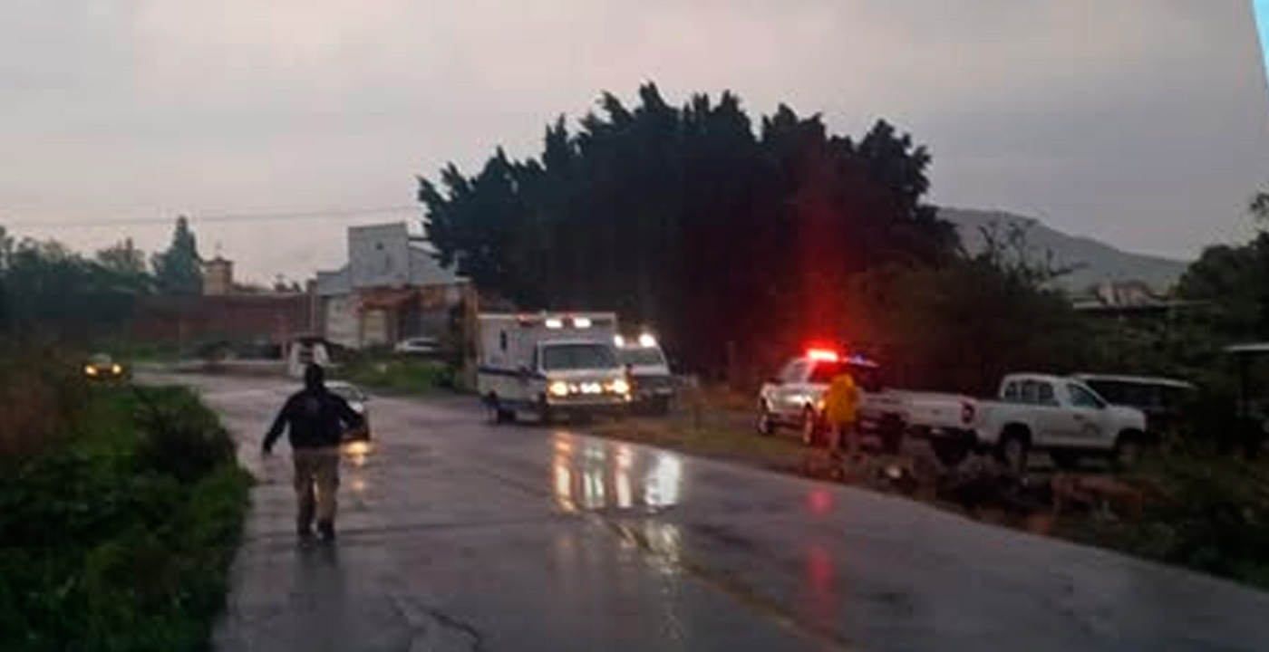 Volcadura de camión con gas LP en Ecuandureo provoca cierre vial