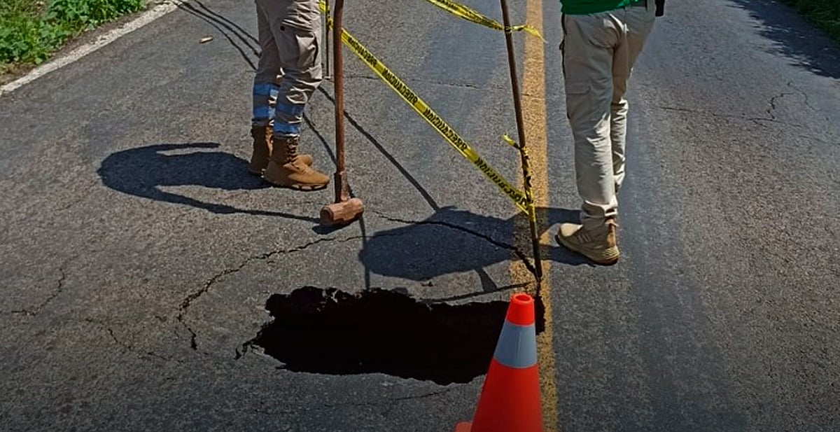 Socavón afecta tramo de la carretera Tacámbaro-Chupio