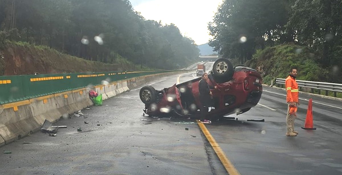 Se registra fuerte accidente tras lluvia en la Siglo XXI; auto terminó ...