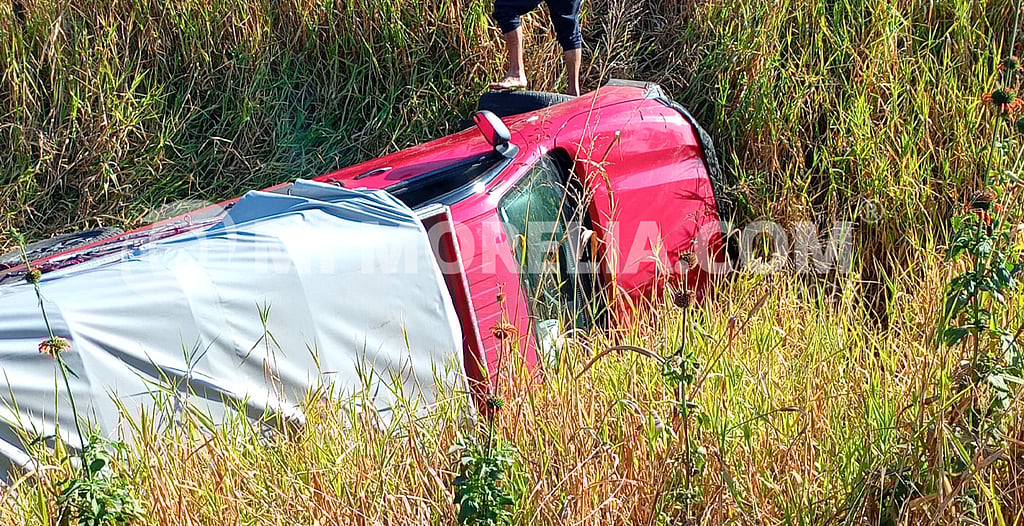 Camioneta termina volcada en desnivel de la avenida Miguel Hidalgo en ...
