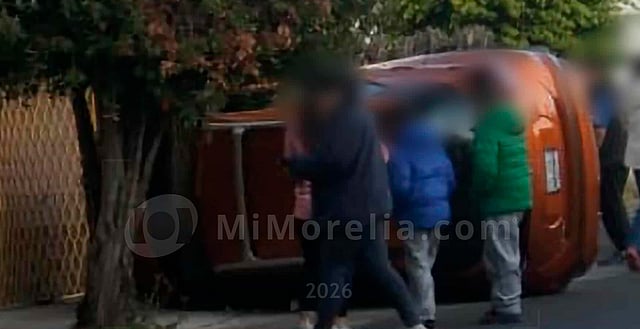 Morelia: vuelca auto en calle de la Chapultepec Sur