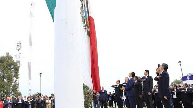 Festejos patrios inician con izamiento de la Bandera en Morelia