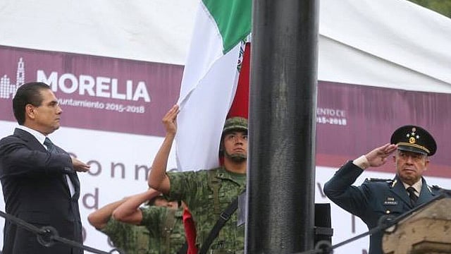Encabeza Gobernador izamiento de Bandera Nacional en Morelia