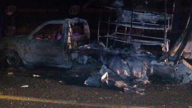 Normalistas queman vehículos en la carretera Carapan – Playa Azul