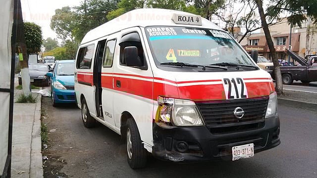 Combi de la Ruta Roja 4 choca con automóvil en Morelia