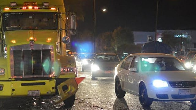 Justo frente a Barandilla chocan un tráiler y un Beetle