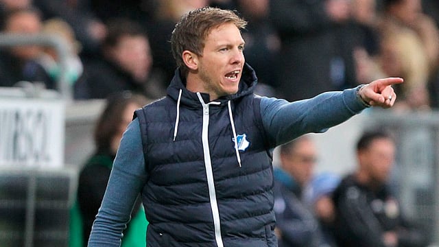 Director técnico se molesta y lanza botella a un aficionado