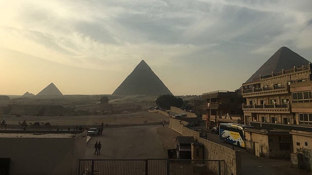 Balean a comensales en café de Egipto