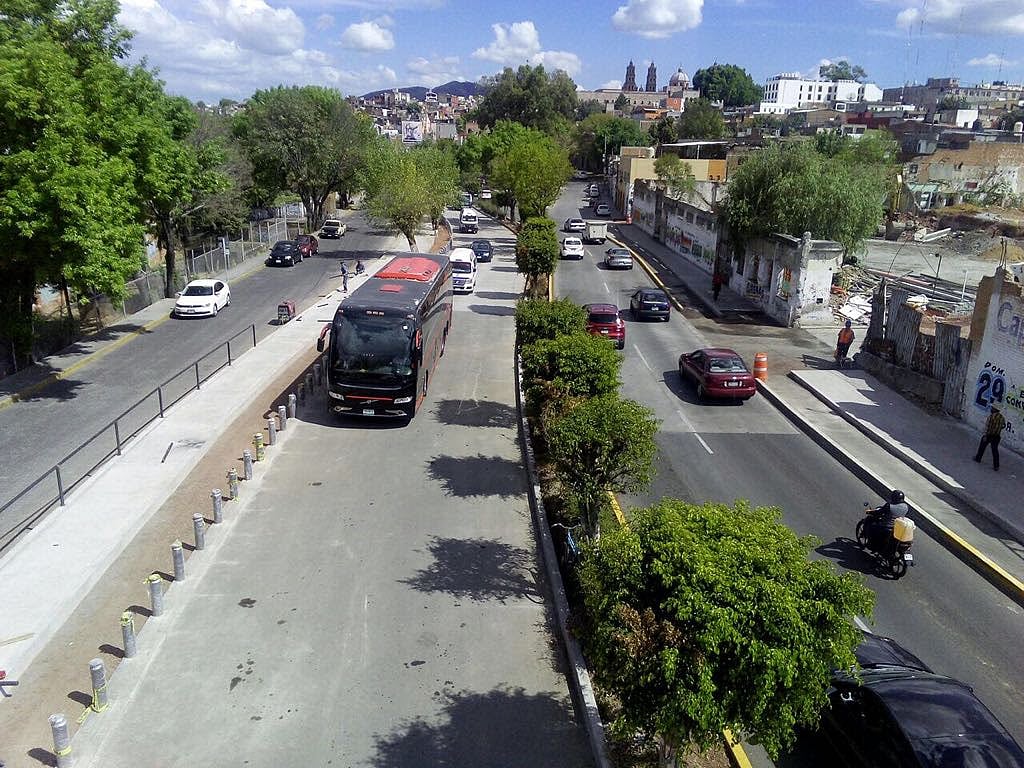 Por concluir, obras de la avenida Nocupétaro: Ayuntamiento