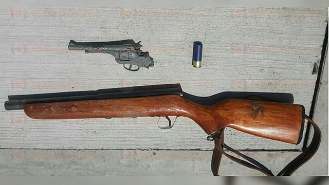 Tras revisar a joven, policías aseguran escopeta y revolver hechizo en ...