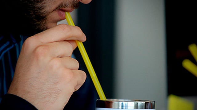 Conoce las consecuencias del uso de los popotes en el medio ambiente