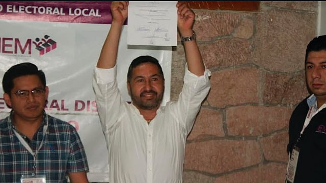 Recibe Víctor Báez constancia de mayoría