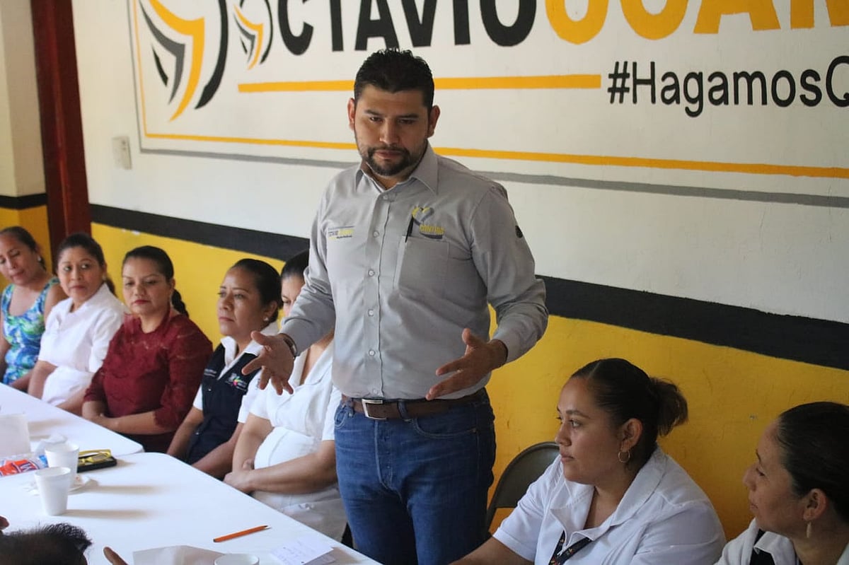 Octavio Ocampo se reúne con enfermeras y enfermeros en Huetamo