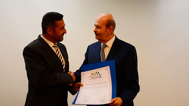 Recibe Víctor Báez reconocimiento por la campaña #CeroPlásticos