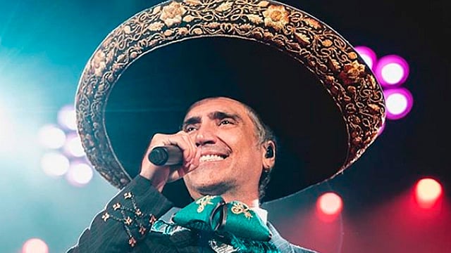 Alejandro Fernández estrena pareja, 25 años menor que él