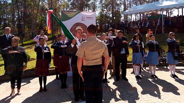 Conmemoran Día de la Bandera, en Morelia