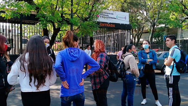 Normalistas y CNTE toman instalaciones del SAT y Finanzas en Morelia