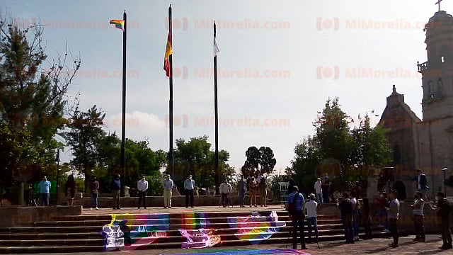Junto a la bandera de Morelia y de la Paz, izan bandera del Orgullo Gay