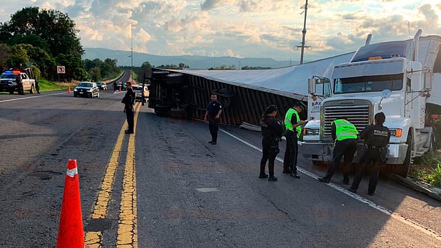 Vuelca tráiler cargado de mango sobre la Siglo XXI; no hay víctimas