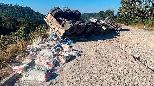 Tráiler Se Queda Sin Frenos Y Vuelca En La Siglo Xxi