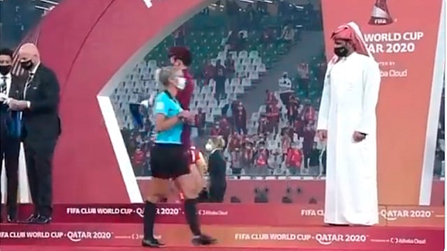 Jeque de Qatar niega saludo a mujeres árbitros y causa polémica