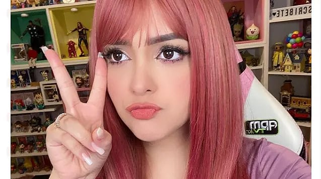 Ari Gameplays sube la temperatura en traje de Lilo y atrapada en red