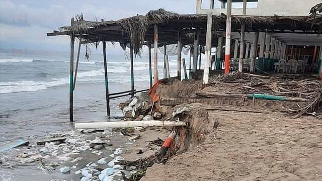 Enramadas de Lázaro Cárdenas se ven afectadas por el mar de fondo