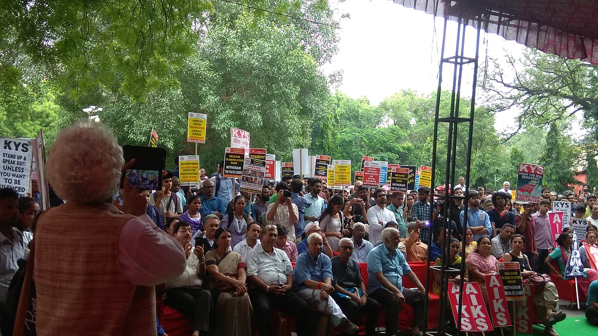 Hundreds turn up at Parliament Street, demand action against Sanatan ...