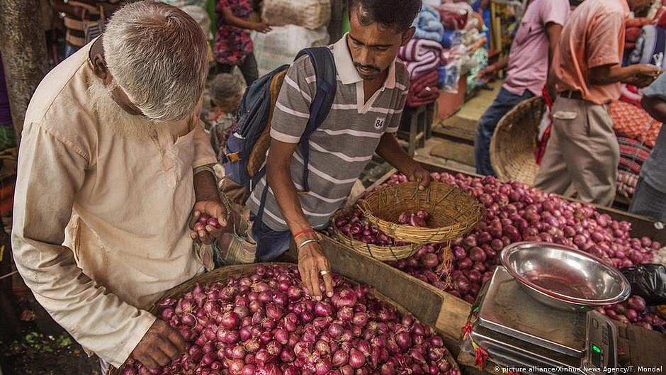 Onion prices once again bring tears to consumers’ eyes in Delhi, Kolkata